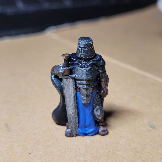 3D printable Knight w/Greatsword (28mm/Heroic scale)・Cults