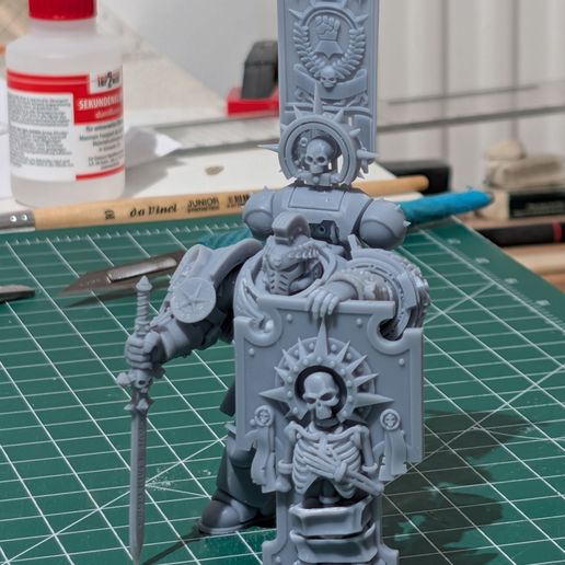 3D printable Glorious Fister with sword & shield・Cults