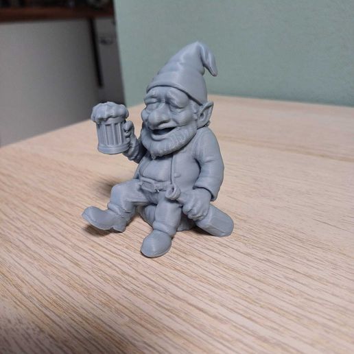🍺 Drunken Gnome on a Stump・ STL File for 3D printing・Cults