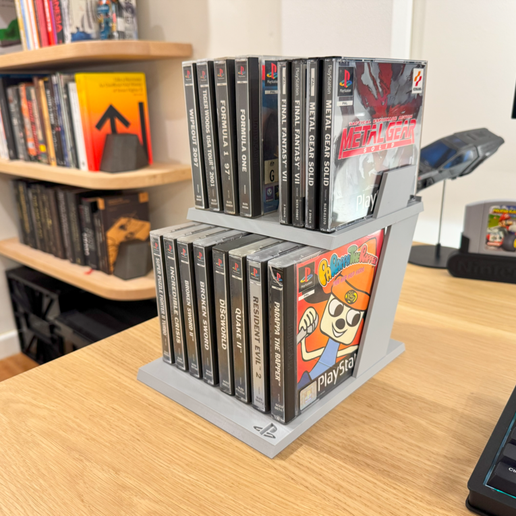 Бесплатный 3D файл 2 tier PlayStation 1 (PS1) game case standing ...