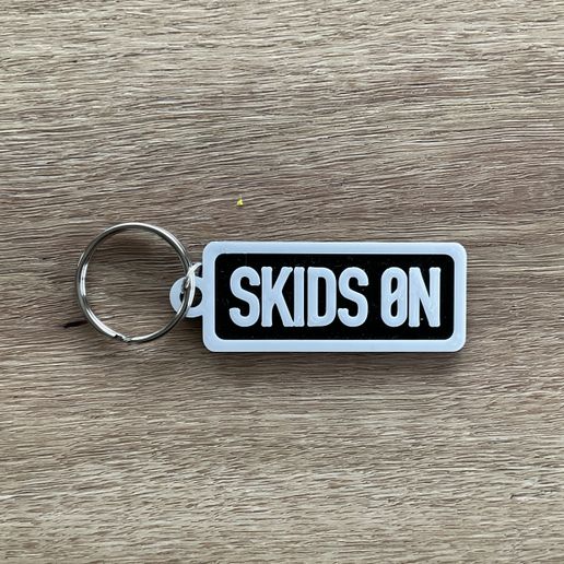 🗝️ Skids On Numberplate Keyring・ 3D File for 3D printing・Cults