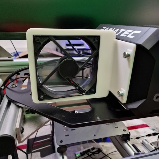 🎮 Fanatec DD1/DD2 120 mm side mounted fan holder・Free 3D File for ・Cults