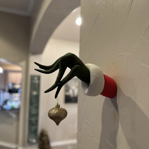 3D printing The Grinch Hand Wall Mount • made with Bambu X1C・Cults