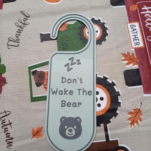 STL file Don't Wake The Bear Door Hanger 🐻 (3MF)・3D printing template ...