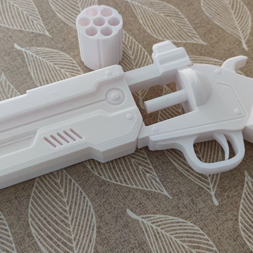 STL file Galactic Revolver: Futuristic Mega-Sized Costume Gun 🔫 ・3D ...
