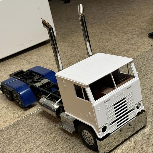 🚙 Ford WT9000 1972 82" 1-14 Scale Cab・ STL File for 3D printing・Cults