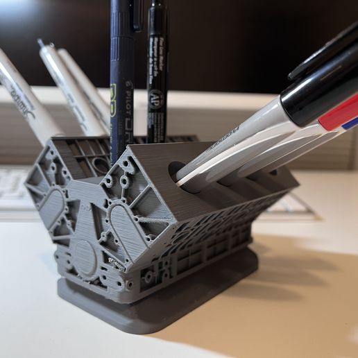 🖊️ V8 RACING ENGINE PEN HOLDER (12 SLOTS)・ STL File for 3D printing・Cults