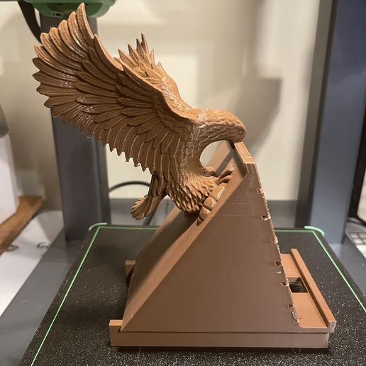 👨‍🦲 American Bald Eagle cell phone holder・ 3D File for 3D printing・Cults