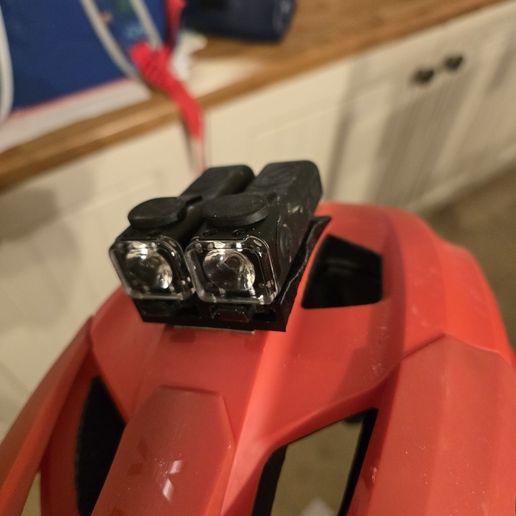 Archivo 3D gratis Curved Double Shredlight mount for helmet 🪖 ・Modelo ...