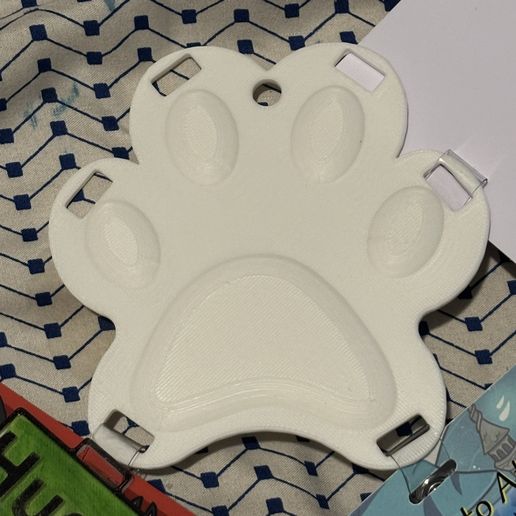 📛 Pawprint Furry Badge Holder・ STL File for 3D printing・Cults