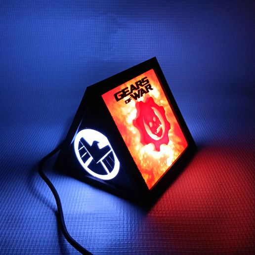 💾 Triangular USB table lamp with Gears of War, The punisher, UNSC ...