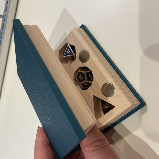 🎲 Dice Book (print in place, latches or magnets)・Free 3D File for ・Cults
