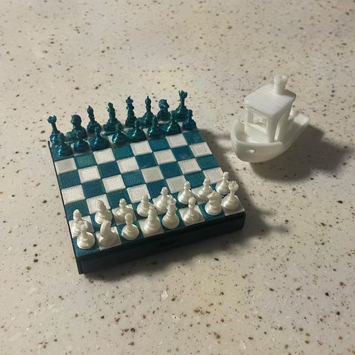 ♟️ Mini Portable Chess 10x10cm・ 3MF File for 3D printing・Cults