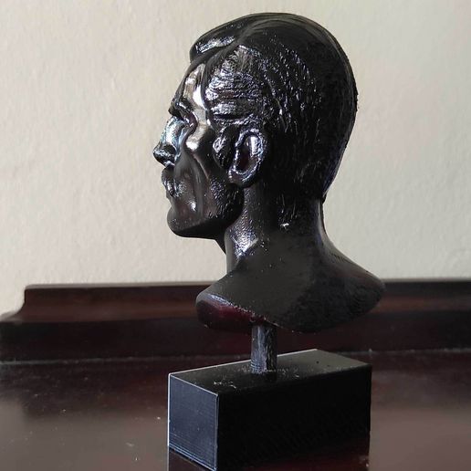 👤 Freddie Mercury bust and plinth.・Archivo STL Gratis para Impresión 3D ...