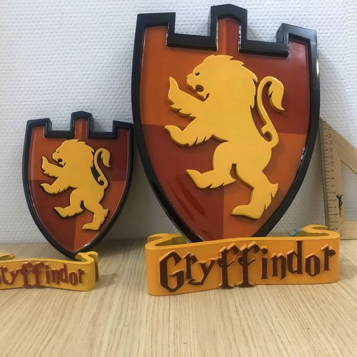 3D file wall mount gryffindor coat of arms with removable motto 🧥 ・3D ...