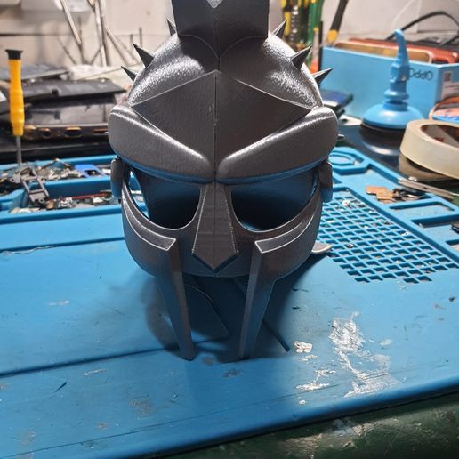3D printed MÁXIMUS GLADIATOR HELMET • made with bambulab a1 mini・Cults