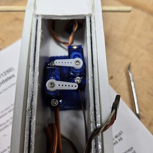 🚁 Dual 9g servo tray Flitetest Tiny Trainer may fit others・Free 3D File ...