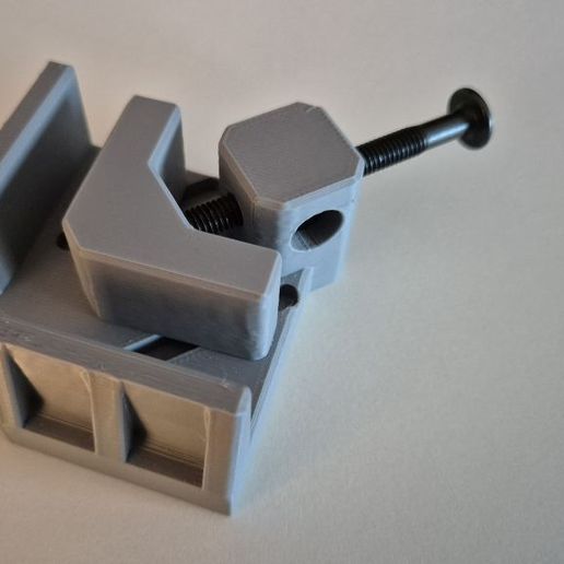 🗜️ Corner clamp for right-angled gluing・Free STL File for 3D printing・Cults