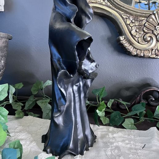 👻 Cloaked ghost figure with outstretched arm・ STL File for ・Cults