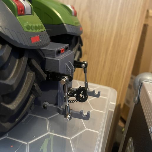 💭 Bruder Fendt Rear Power Lift・ STL File for 3D printing・Cults