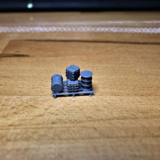 👽 N scale model railroad - cargo - pallets mixed with boxes and barrels ...