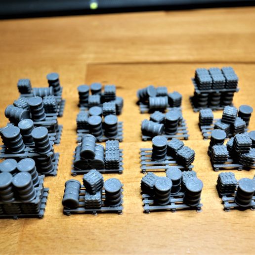 👽 N scale model railroad - cargo - pallets mixed with boxes and barrels ...