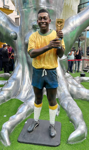 pele statue