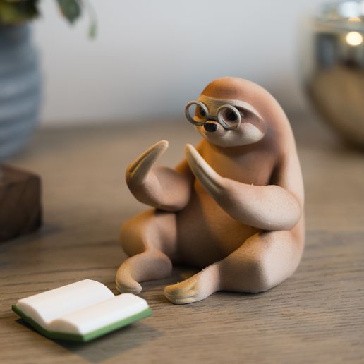 🦥 Sloth Reading a Book with Glasses・ STL File for 3D printing・Cults