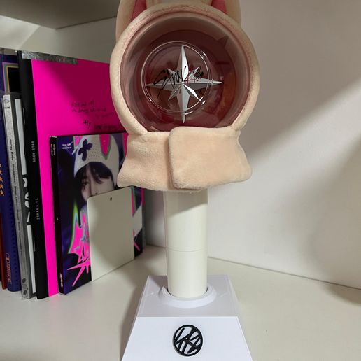 STL file K-pop lightstick stand 🪑 ・Model to download and 3D print・Cults