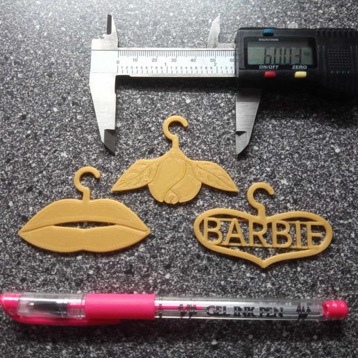 🧸 THREE HANGERS FOR DOLL CLOTHES - BARBIE・ STL File for 3D printing・Cults