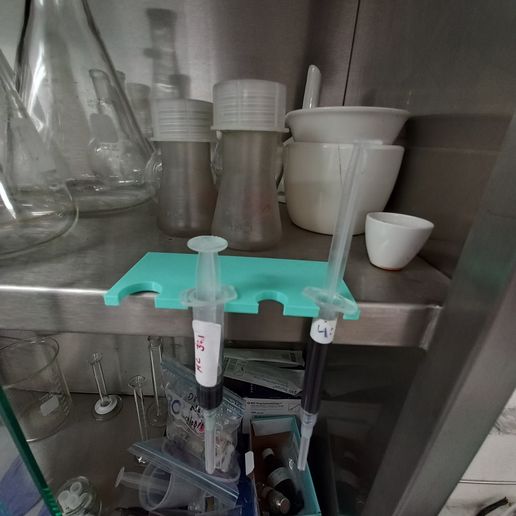 STL file Holder for 3 and 5 mL syringes/Soporte para syringes de 3 y 5 ...