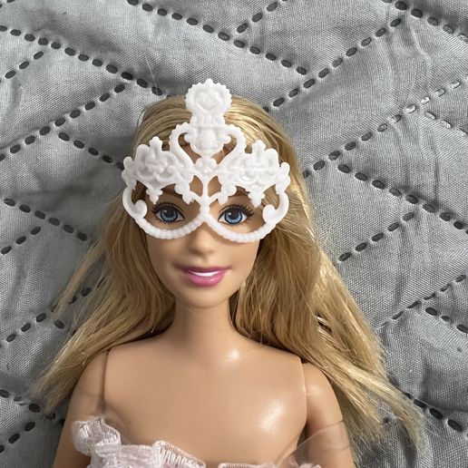 🎨 Barbie Three Musketeers Corinne/Viveca/Aramina/Renee doll crown/mask ...