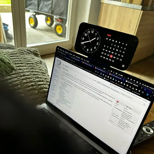 Бесплатный 3D файл MagSafe iPhone Holder для MacBook Pro - без ...