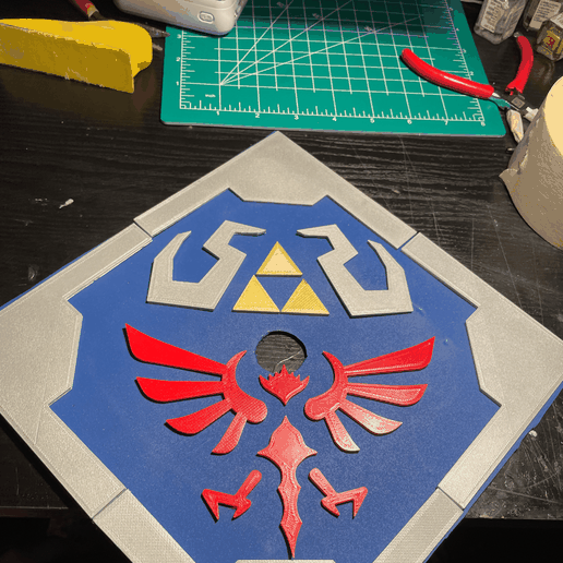 Archivo STL gratuito Gorro de graduación inspirado en el escudo de ...