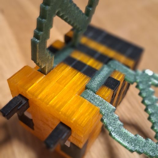 3D file Minecraft bee, rotating wings 🐝 ・3D printable model to download ...